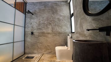 Quarto Deluxe, 1 cama king-size | Casa de banho | Um polibã, artigos de higiene pessoal grátis, toalhas fornecidas, sabão