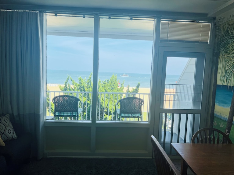 Vb Oceanfront Condo At Boardwalk. See Dolphins From Balcony. Steps To Beach+pool - Virginia Beach, VA