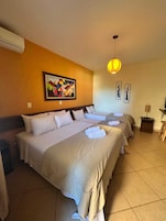 Quarto quádruplo, sacada | Berços grátis, Wi-Fi de cortesia, roupa de cama