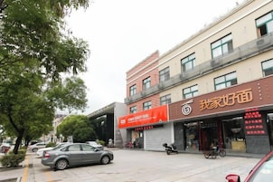 Um edifício com fachada comercial e loja fechada.