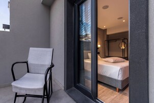 Quarto casal | Cofres nos quartos, espaço de trabalho para notebook, cortinas blackout