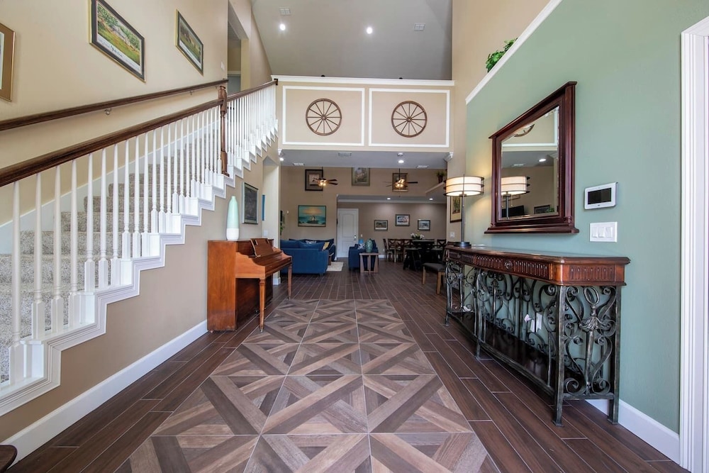 Elegant 6-bedroom, 6-bath Home, Sleeps 12. Ideal For Large Groups With Optional Banquet Room - Lake Harney, FL