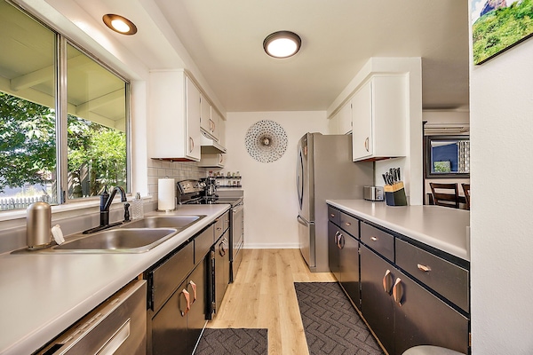 Casa Familiar, cozinha, vista para o jardim | Cozinha privada | Um frigorífico/congelador grande, um micro-ondas, um forno