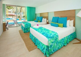 Quarto de hotel com duas camas, vista para uma piscina e uma espreguiçadeira.