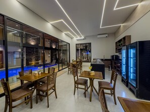 Bar junto à piscina