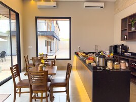 Café da manhã com buffet grátis todos os dias