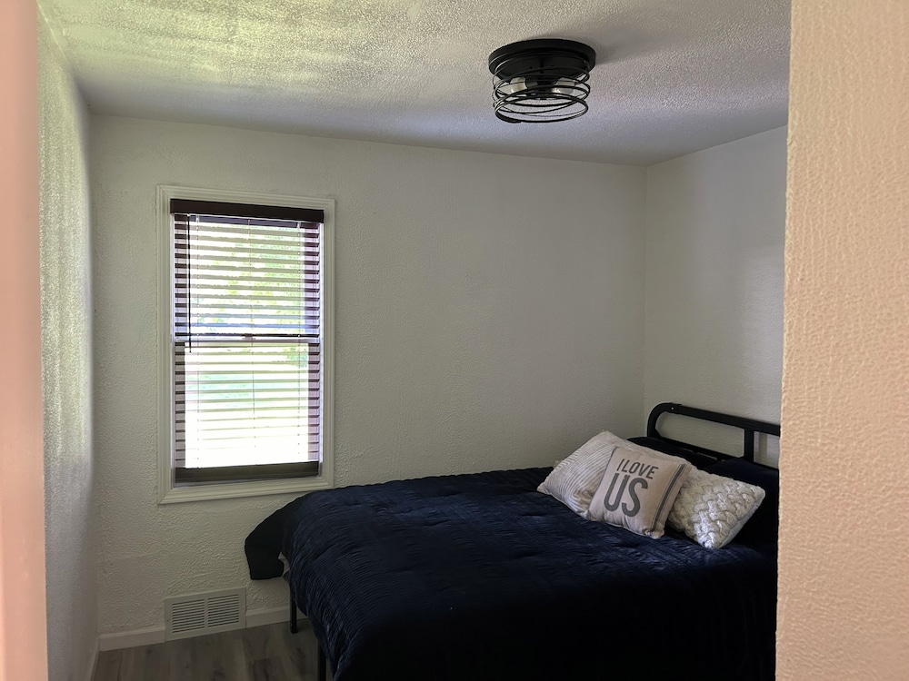 Charming Algoma Retreat - 10 Min. Walk To The Beach - Door County, WI