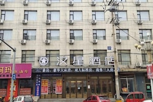 Hotel com placa indicando ser também um estabelecimento comercial no andar térreo.
