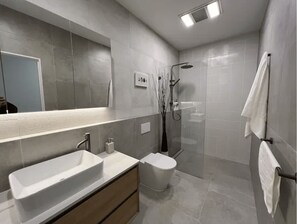 Quarto Standard, 1 cama de casal, não fumadores | Casa de banho | Toalhas fornecidas, sabão, champô, papel higiénico 