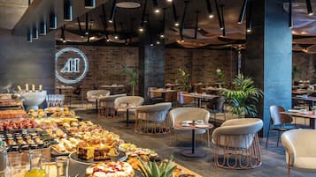 Pequeno-almoço tipo buffet diário (18 EUR por pessoa)