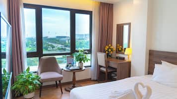 Quarto casal luxo | Roupas de cama antialérgicas, frigobar, individualmente decorados