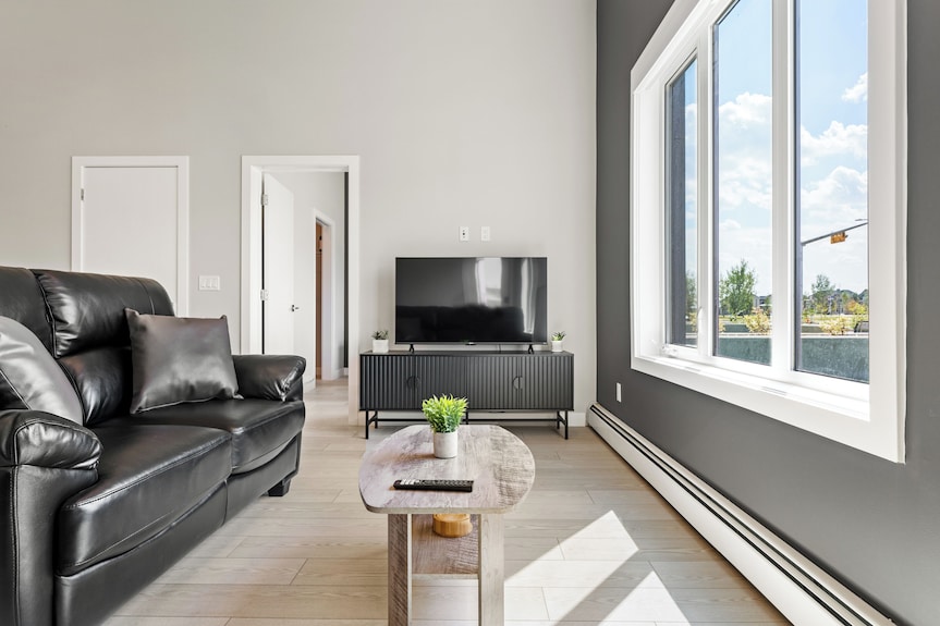 Ground-level 3br Condo W/ Ug Parking, Lawn Access - Calgary