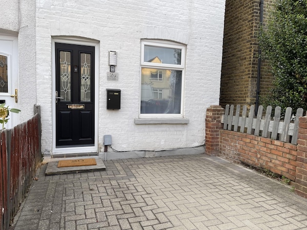 3 Bed House - Sleeps 5 - Garden - Parking - Wifi - Dartford