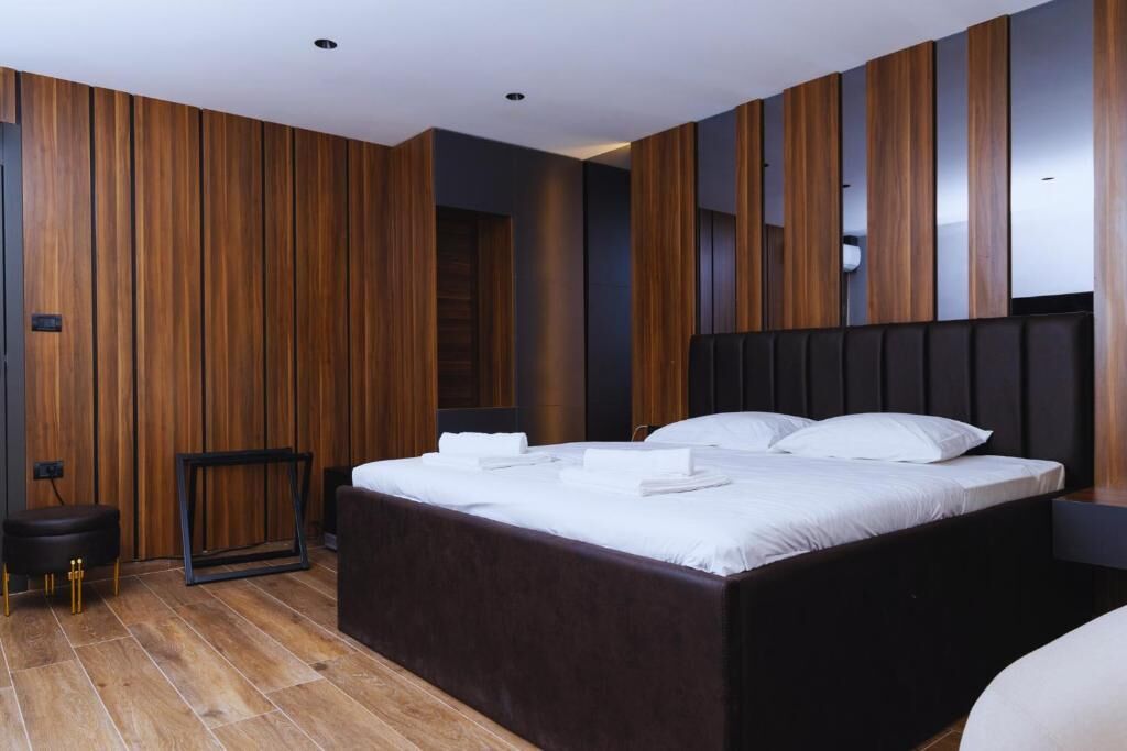 Quarto Duplo Deluxe, não fumadores, ar condicionado | Secretária, secretária adequada para computadores portáteis 