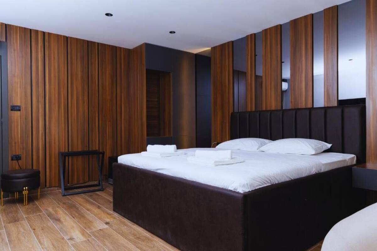 Quarto Duplo Deluxe, não fumadores, ar condicionado | Secretária, secretária adequada para computadores portáteis