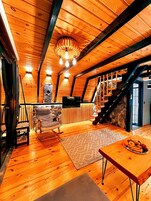 Deluxe Bungalow 2, Sea View | Área de estar | Smart TV 45 polegadas com canais via satélite, lareira, smart speakers