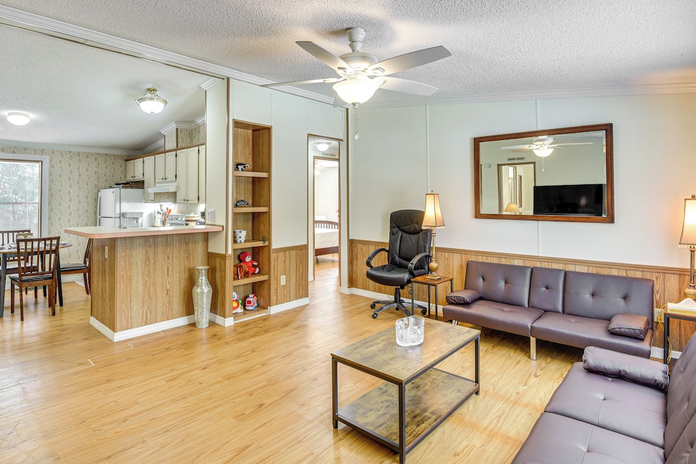 Crescent City Home W/ Charcoal Grill: Near 3 Lakes - Crescent City, FL