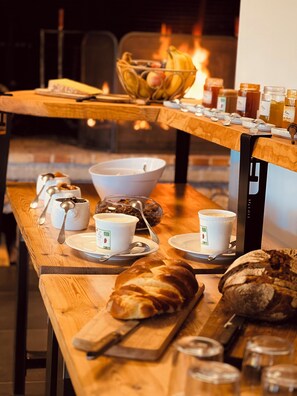 Pequeno-almoço continental diário (12 EUR por pessoa)