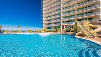 Apartamento em Condomínio Fechado, 2 quartos | Piscina | Piscina interior, piscina exterior