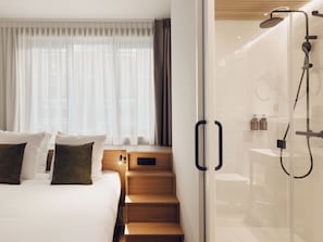 Quarto Económico | Roupa de alta qualidade, camas de colchão pillowtop, secretária