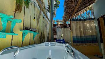 Suite Deluxe, vista para o mar | Banheira de hidromassagem privativa