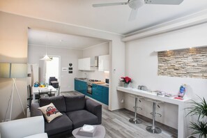 Apartamento | Sala de estar | Televisor de ecrã plano de 24 polegadas com canais digitais 