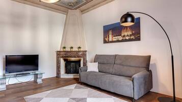Apartamento | Sala de estar | Televisor de ecrã plano de 24 polegadas com canais digitais, lareira