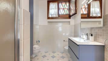 Apartamento | Banheiro | Chuveiro, secador de cabelo, bidê, toalhas de banho