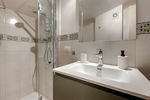 Apartamento | Casa de banho | Um polibã, um secador de cabelo, um bidé, toalhas fornecidas 