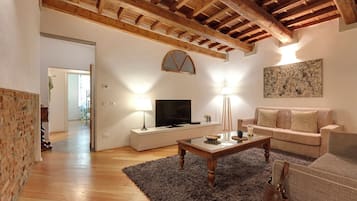 Apartamento | Sala de estar | Televisor de ecrã plano de 24 polegadas com canais digitais