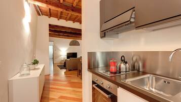 Apartamento | Kitchenette privada | Um frigorífico, um micro-ondas, um forno, uma máquina de lavar louça