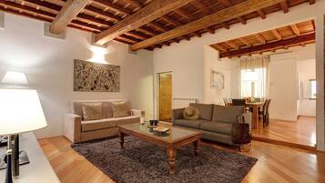 Apartamento | Sala de estar | Televisor de ecrã plano de 24 polegadas com canais digitais
