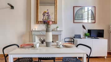 Apartamento | Área de estar | TV de tela plana 24 polegadas com canais digitais