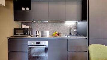 Apartamento | Kitchenette privada | Um frigorífico, um micro-ondas, uma máquina de lavar louça