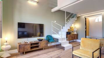 Apartamento | Sala de estar | Televisor de ecrã plano de 24 polegadas com canais digitais