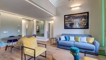 Apartamento | Sala de estar | Televisor de ecrã plano de 24 polegadas com canais digitais