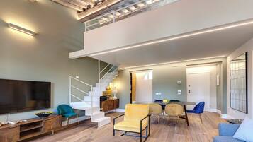 Apartamento | Sala de estar | Televisor de ecrã plano de 24 polegadas com canais digitais