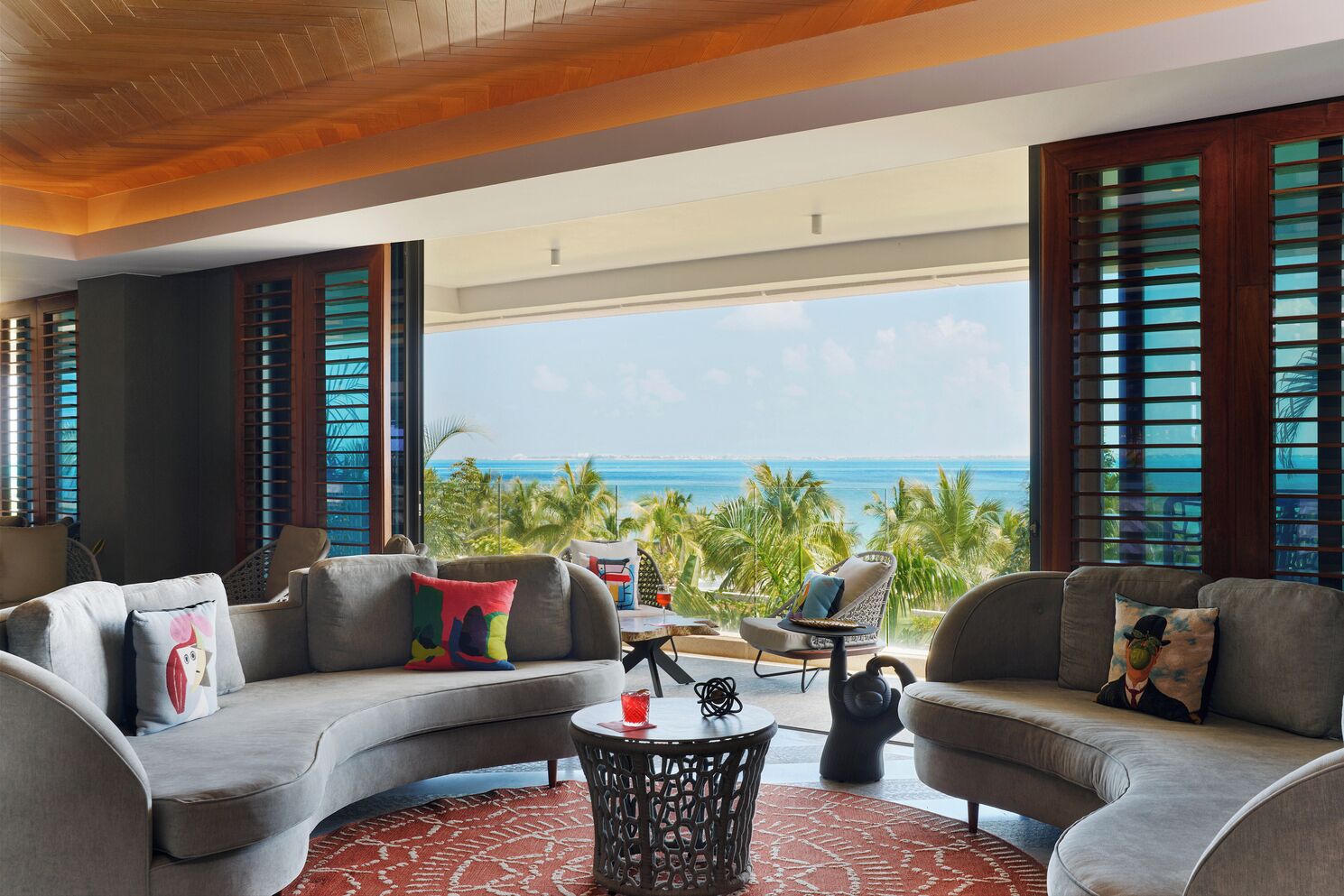 5 bares/lounges, 2 bares junto à piscina, 3 bares na praia 