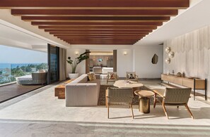 Indulge 1 Bedroom Suite | Área de estar | Smart TV 42 polegadas com canais a cabo, Netflix, pebolim