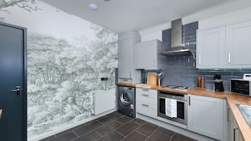 Apartamento, 2 quartos | Cozinha privada | Um frigorífico, um micro-ondas, um forno, uma placa de cozinha