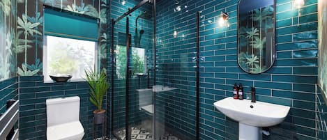 Apartamento, 2 quartos | Banheiro | Chuveiro, secador de cabelo, toalhas de banho, sabonete