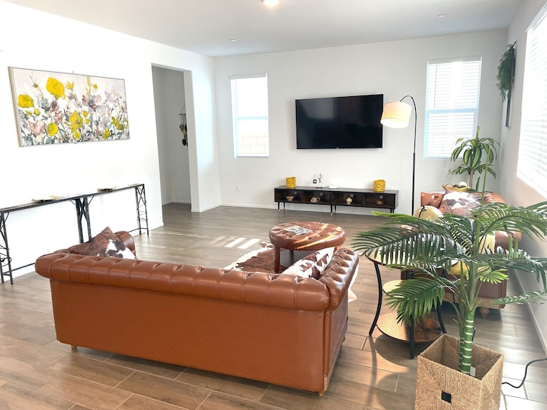 Modern Desert Gem, Boho Retreat, 2 Living Rooms, Sleeps 10! - 維克多維爾