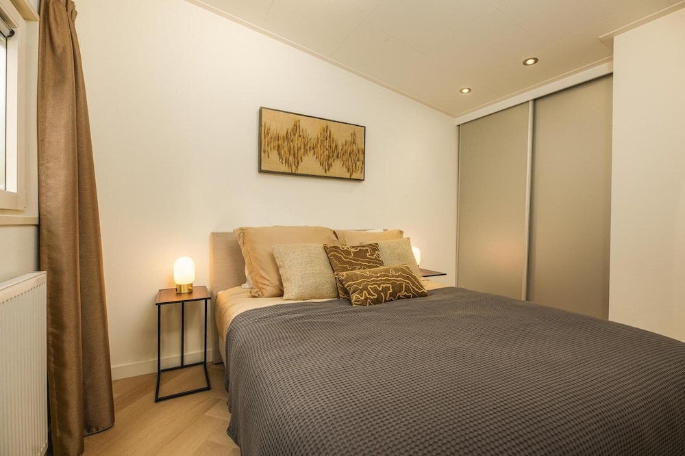 Enjoy A Luxurious Holiday Home For 4 People In The Wooded Surroundings Of The Veluwe, Complete With Modern Amenities And Air Conditioning For Optimal Comfort. Additionally, You Can Fully Unwind In The Delightful Private Hot Tub, Perfect For Relaxing - Deventer