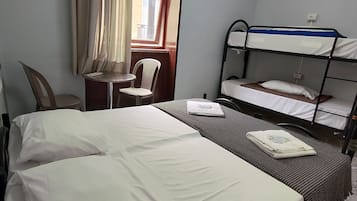 Bed in 4-Bed Mixed Dormitory Room with Private Bathroom | Ferros/tábuas de passar roupa, Wi-Fi de cortesia, roupa de cama