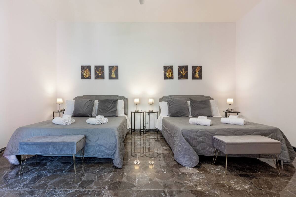 Quarto quádruplo conforto, vista para o jardim | Quartos à prova de som, ferros/tábuas de passar roupa, Wi-Fi de cortesia