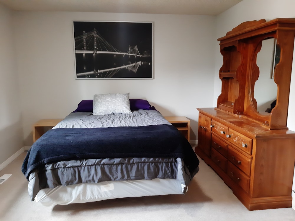 Main Floor, Wi-fi Incl. (Nose Hill Park) - Calgary