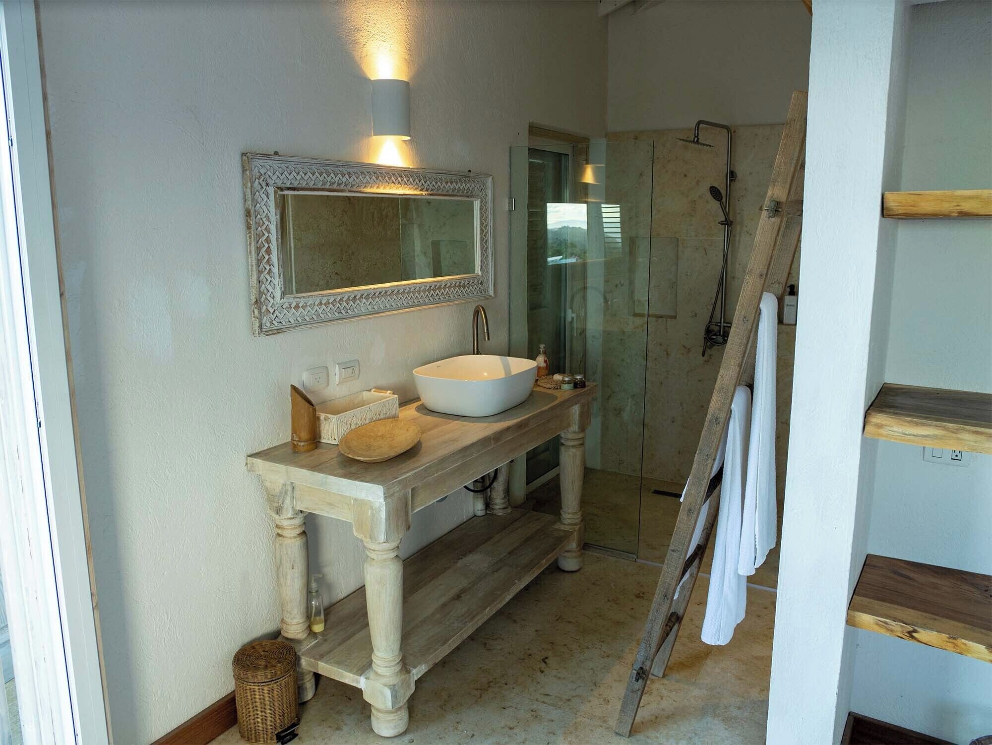 Quarto Júnior, vista para o mar | Casa de banho | Um polibã, artigos de higiene pessoal grátis, um secador de cabelo 