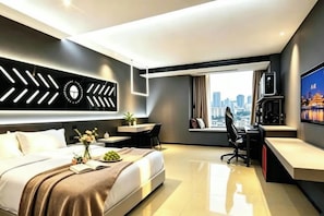 Quarto de hotel moderno com cama, escrivaninha e vista para a cidade.