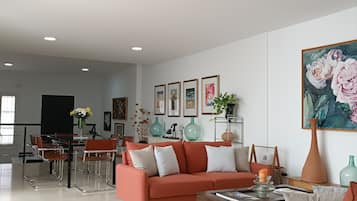 Apartamento superior, vista para o pátio | Área de estar | TV