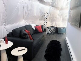 1 quarto, com decoração personalizada, com mobília individualizada 